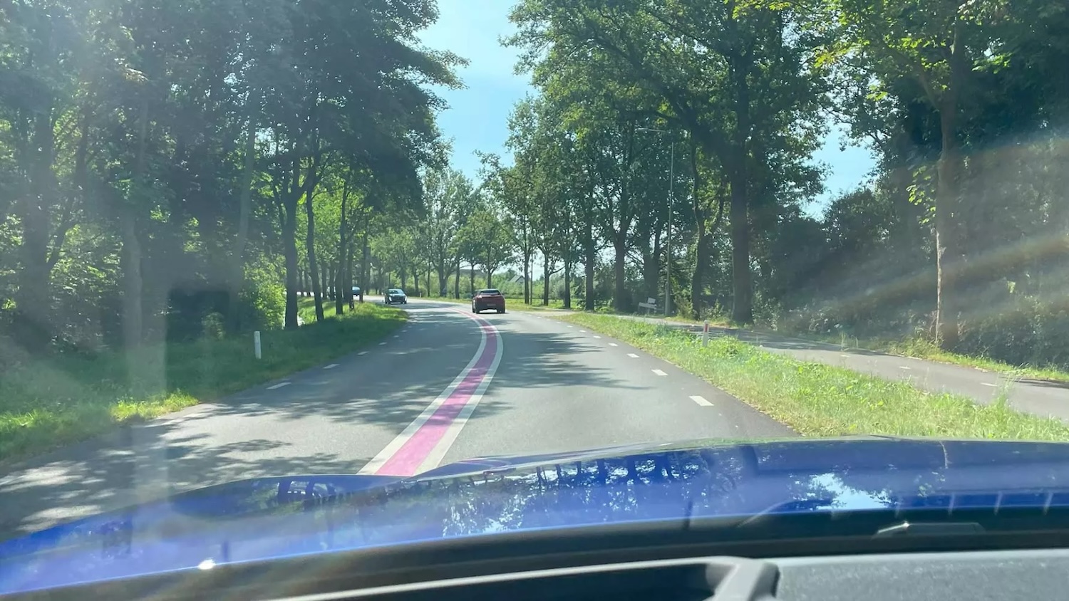 Je kunt nu ook paarse strepen op het wegdek tegenkomen: dit betekenen ...