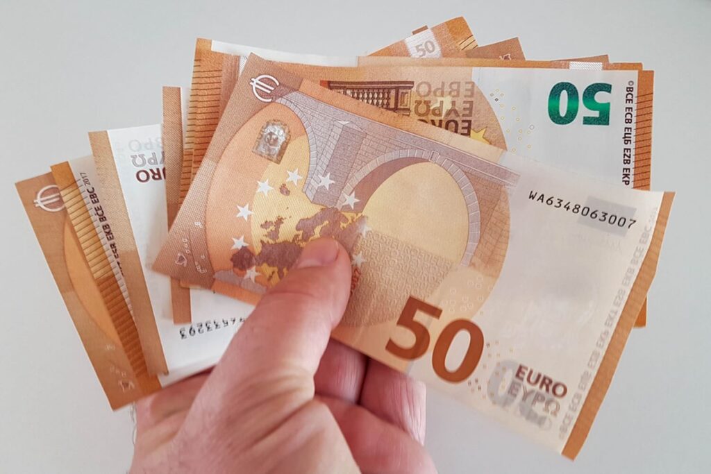 Contant geld storten op je bankrekening: “Vanaf dit bedrag krijg je een ...