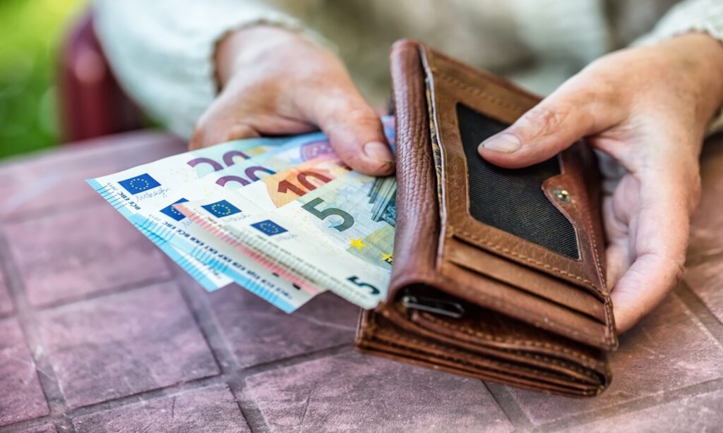 Zoveel contant geld mag je in 2025 maximaal opnemen bij je bank – Menszine