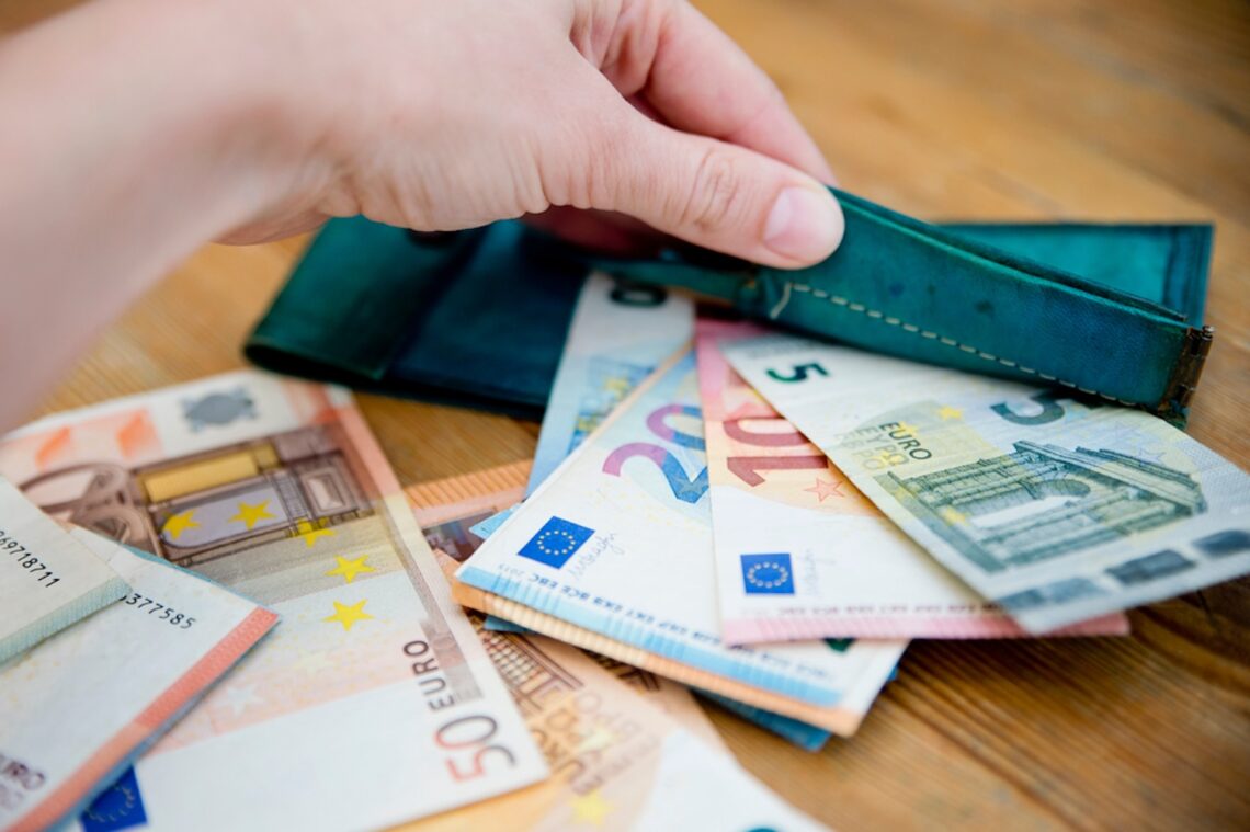 Dit is hoeveel contant geld je in 2025 in huis mag hebben – inclusief ...