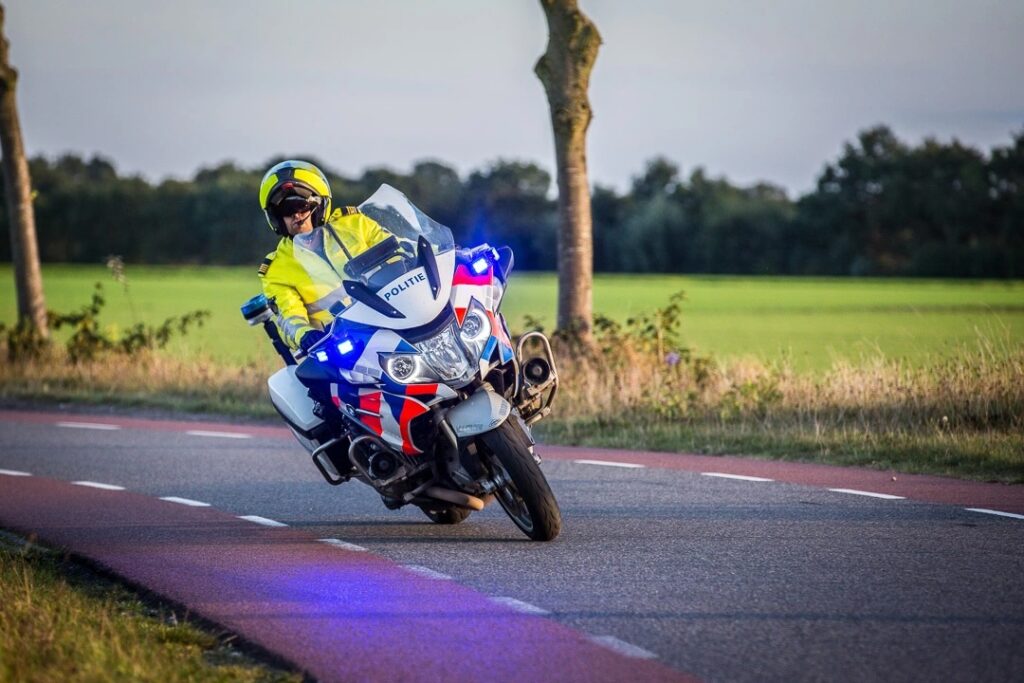 Stuntende motoragent gaat viraal: video gaat als een lopend vuurtje ...