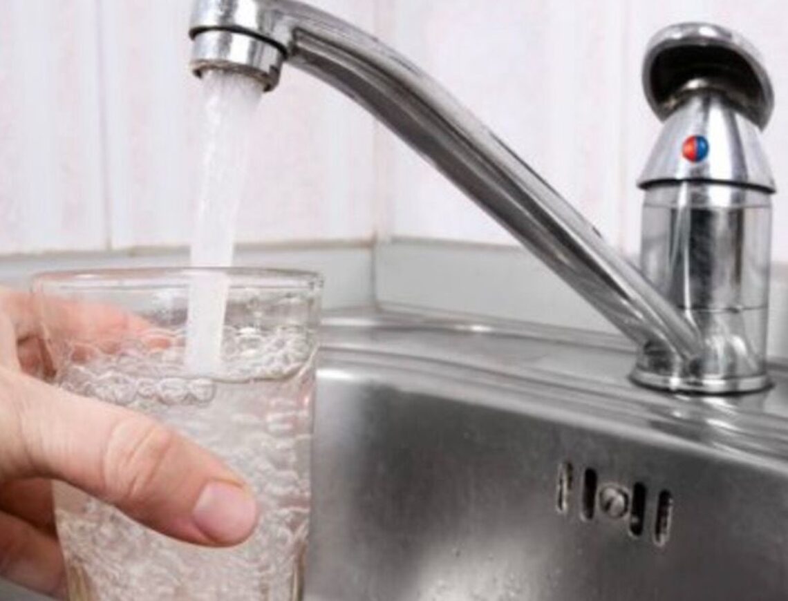 Ze zet altijd een glas water in haar gootsteen als ze op vakantie gaat ...